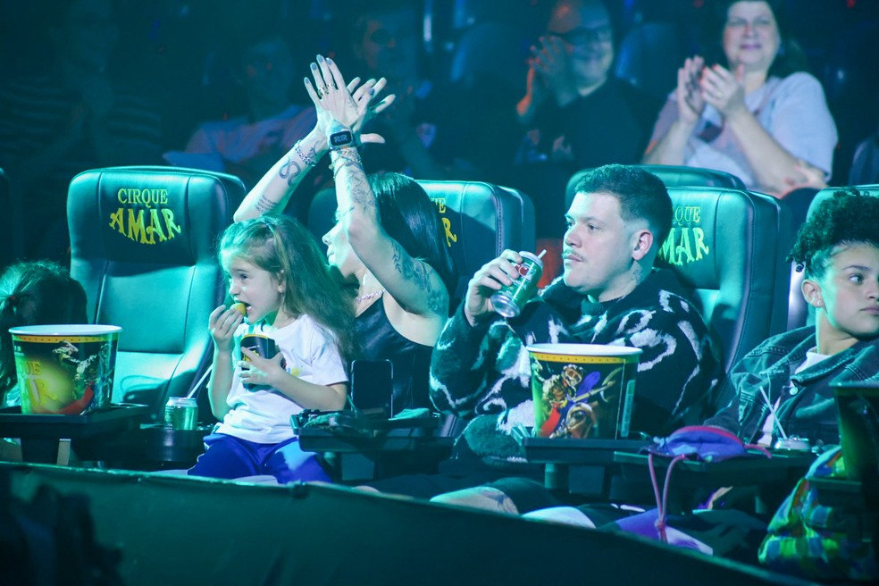 Ferrugem se diverte em noite de circo com a mulher e as três filhas