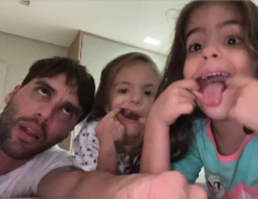 Daniel Cady e as filhas gêmeas fazem caretas em clique divertido
