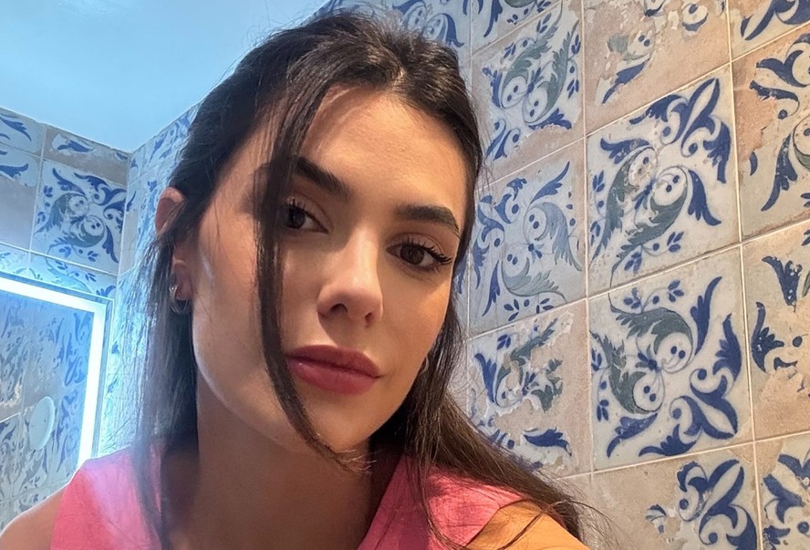 Grávida de Luan Santana, Jade Magalhães mostra barriga diante do espelho