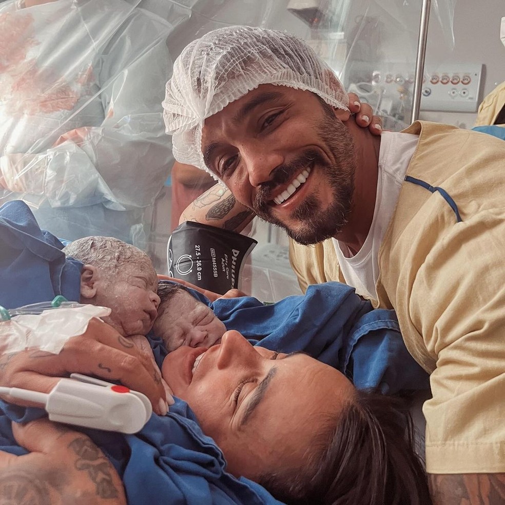 Clara Maia e André Coelho mostram fotos do nascimento dos gêmeos após 20 horas de trabalho de parto