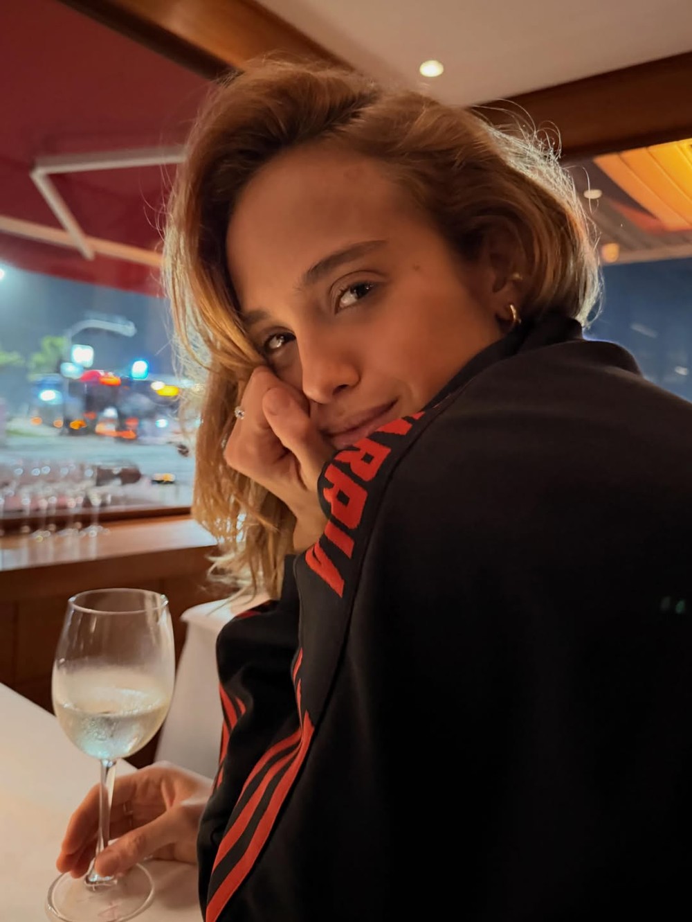 Emilie Rey posta foto coladinha com Nanda Costa em meio a rumores de affair