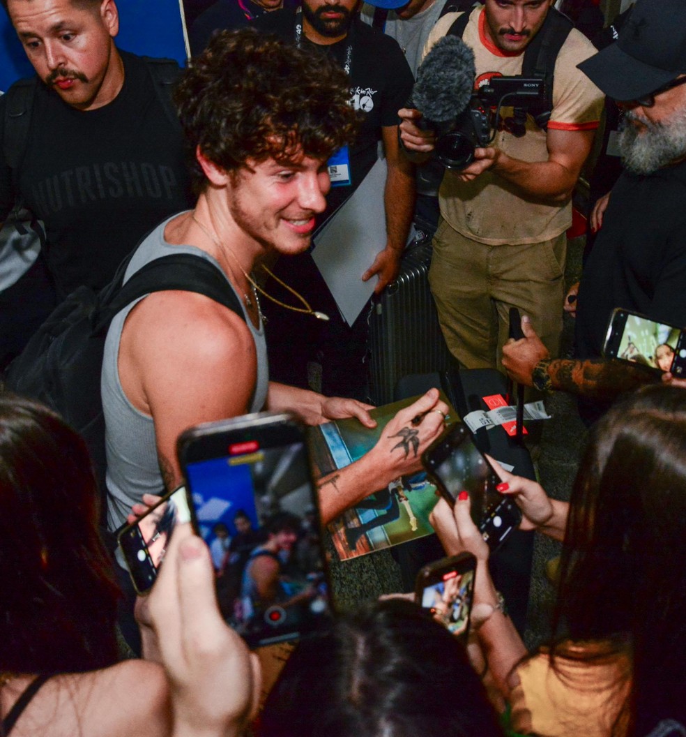 Shawn Mendes atende fãs ao desembarcar no Brasil para Rock in Rio