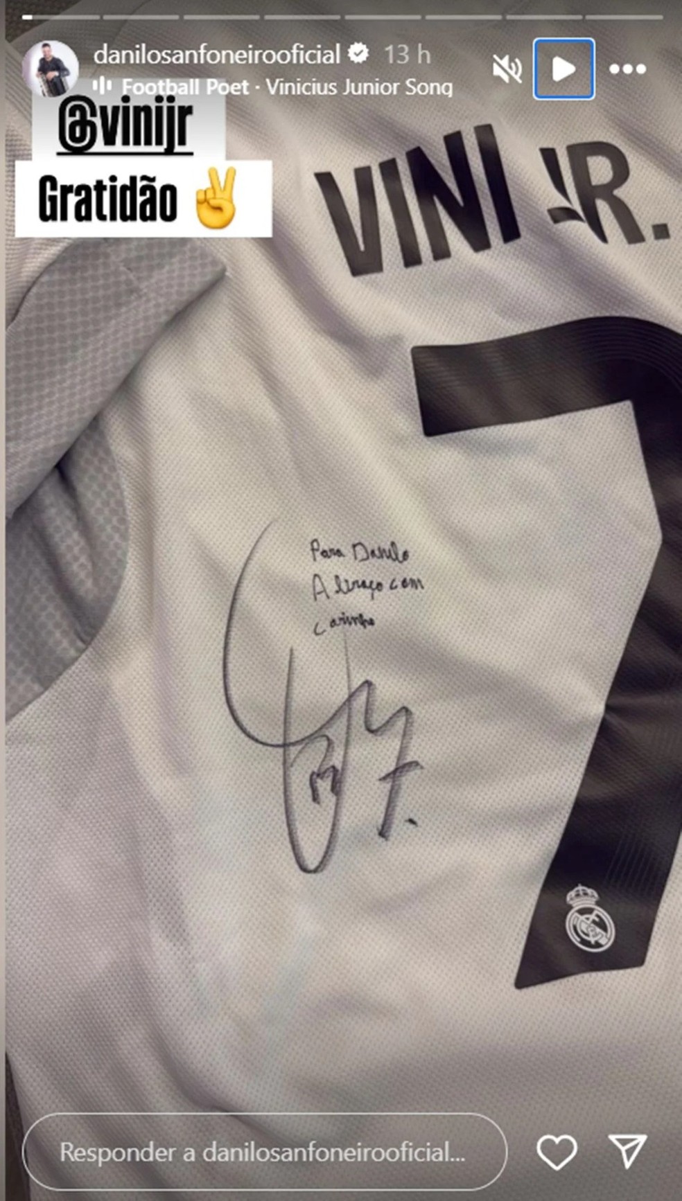 Vini Jr. envia presente autografado ao namorado da mãe de Virginia Fonseca