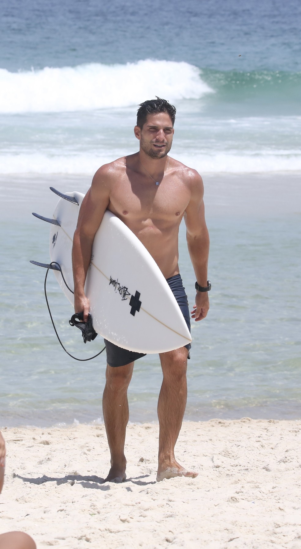 Ex-BBB André Martinelli aproveita dia de sol para treinar surfe no Rio