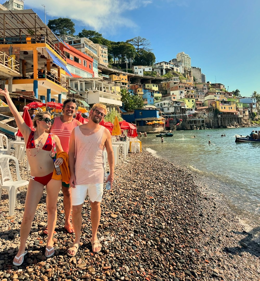 De biquíni, Letícia Colin curte passeio com amigos em Salvador: 'É babado'