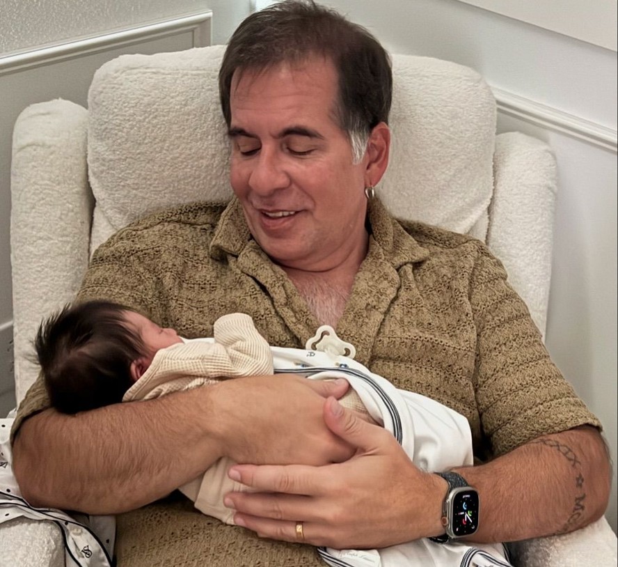 De volta ao Brasil, Leandro Hassum se derrete pela neta e lamenta distância