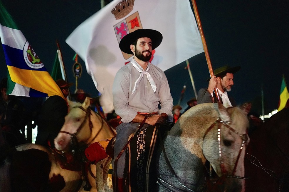 Ex-BBB Matteus participa da cerimônia do fogo da Chama Crioula
