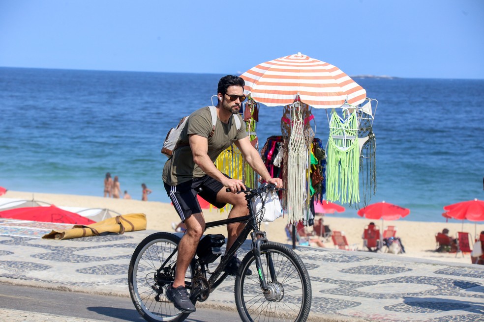 Sergio Marone aproveita dia ensolarado pedalando em orla da Praia do ...