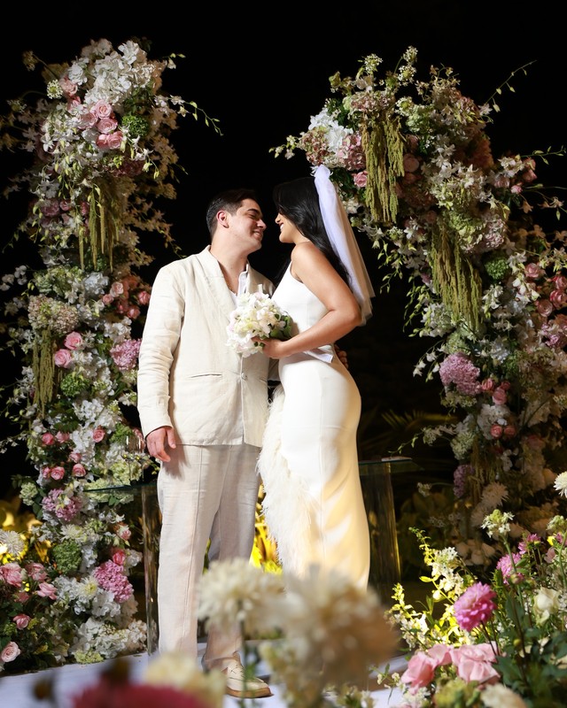 Natanzinho Lima e Karolly Rayssa se casam em celebração romântica; fotos