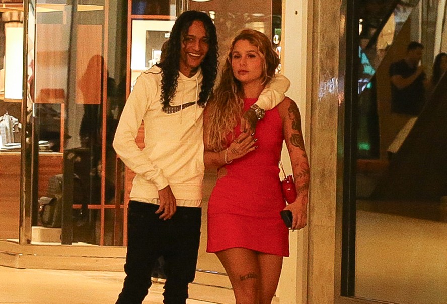 Oruam passeia com a namorada, Fernanda Valença, e casal vai a loja de luxo