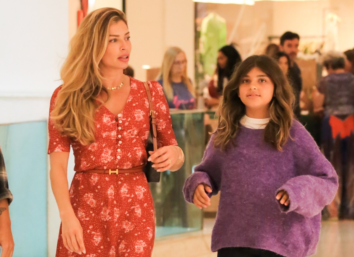 Grazi Massafera vai às compras com a filha, Sofia, em shopping no Rio ...