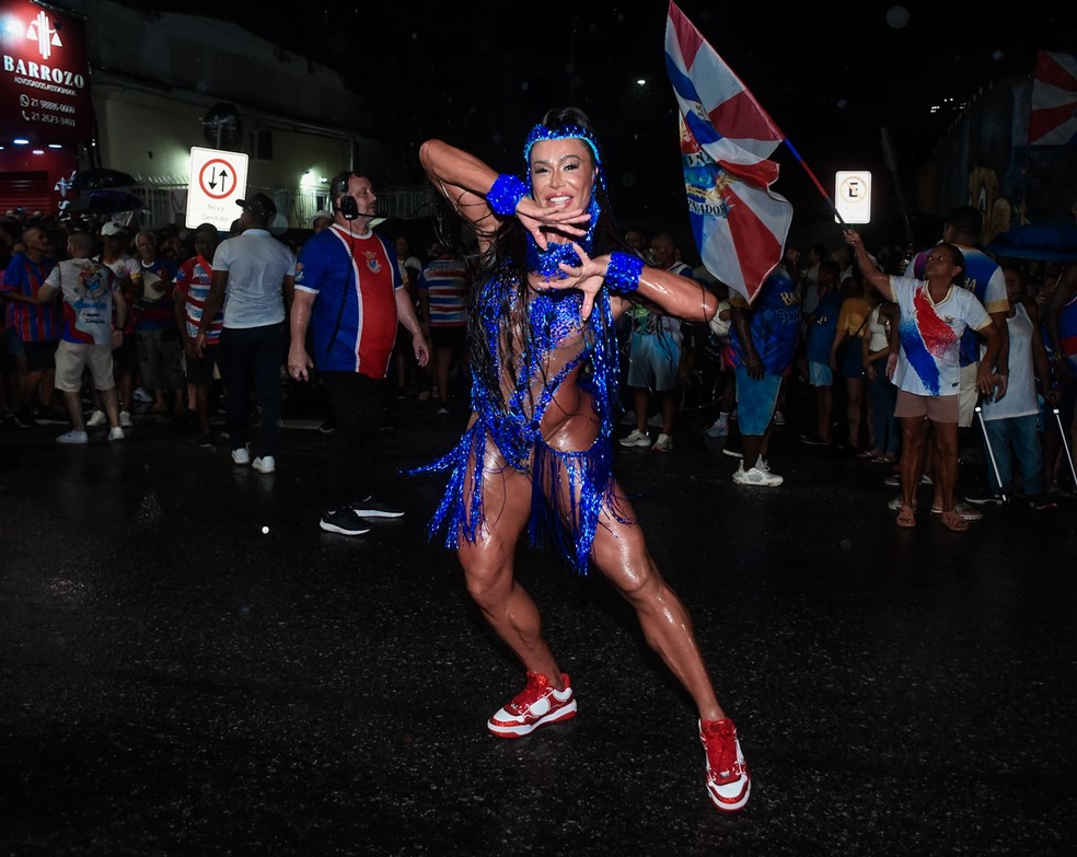 Gracyanne Barbosa e a irmã, Giovanna Jacobina, brilham em ensaio de rua ...