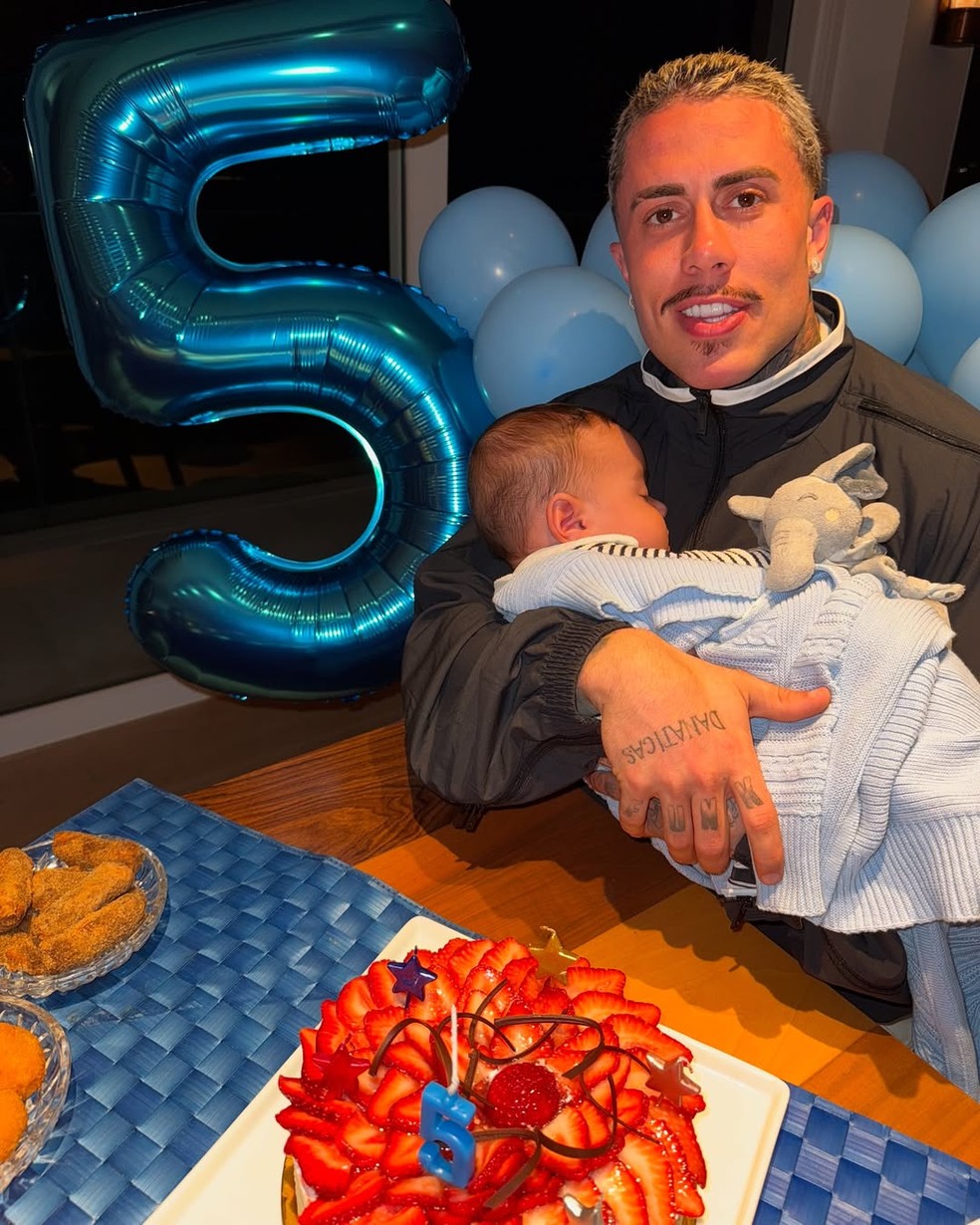 MC Daniel eleva o nível de fofura em álbum de cinco meses do filho ...