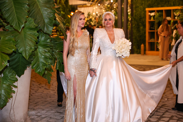 Monique Evans e Cacá Werneck se casam no Rio de Janeiro