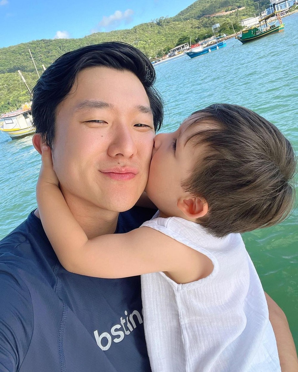 Pyong Lee encanta seguidores com foto de Jake com bisavós da Coreia