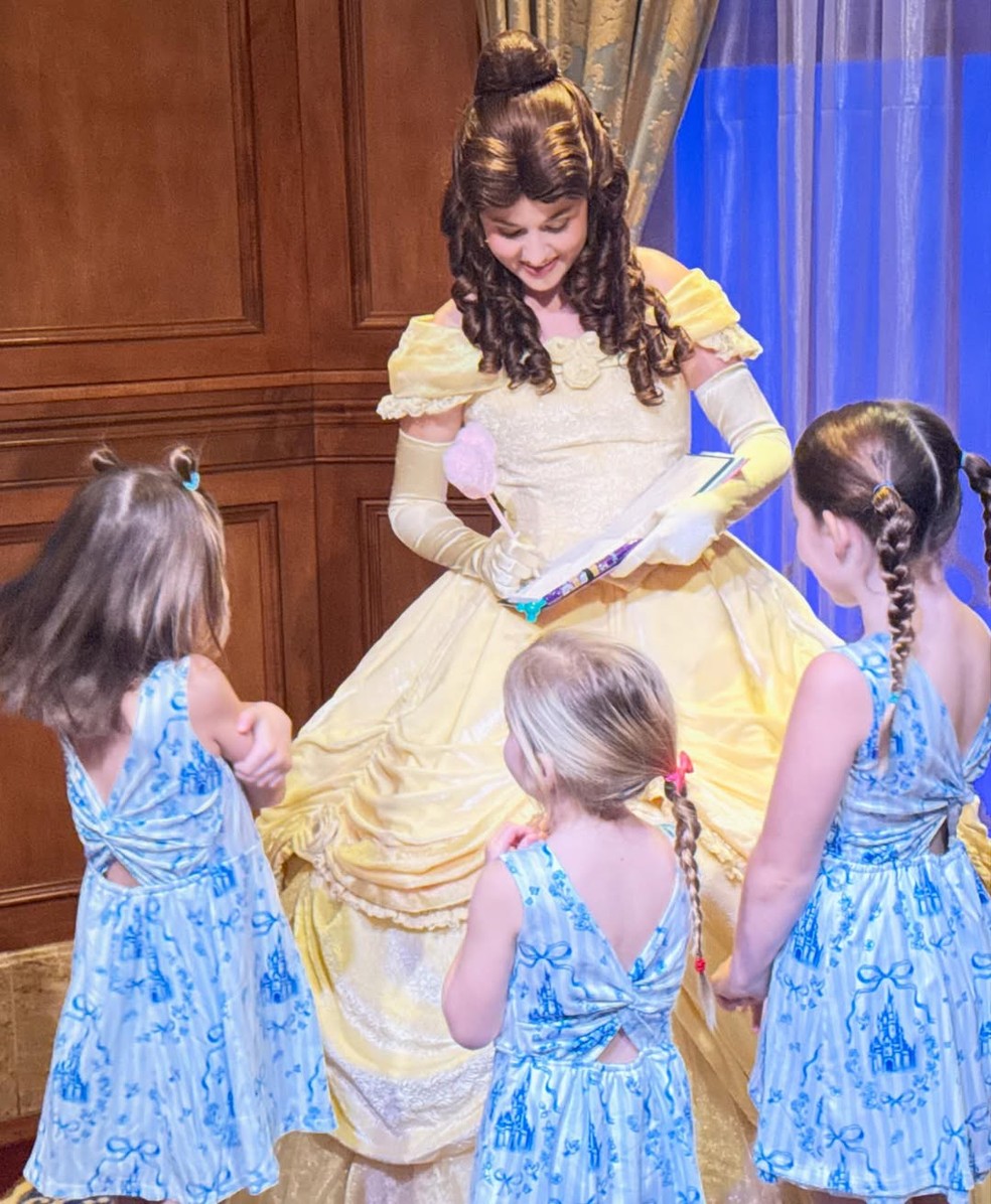 Gigi Hadid abre álbum de fotos na Disney ao lado de filha com Zayn ...