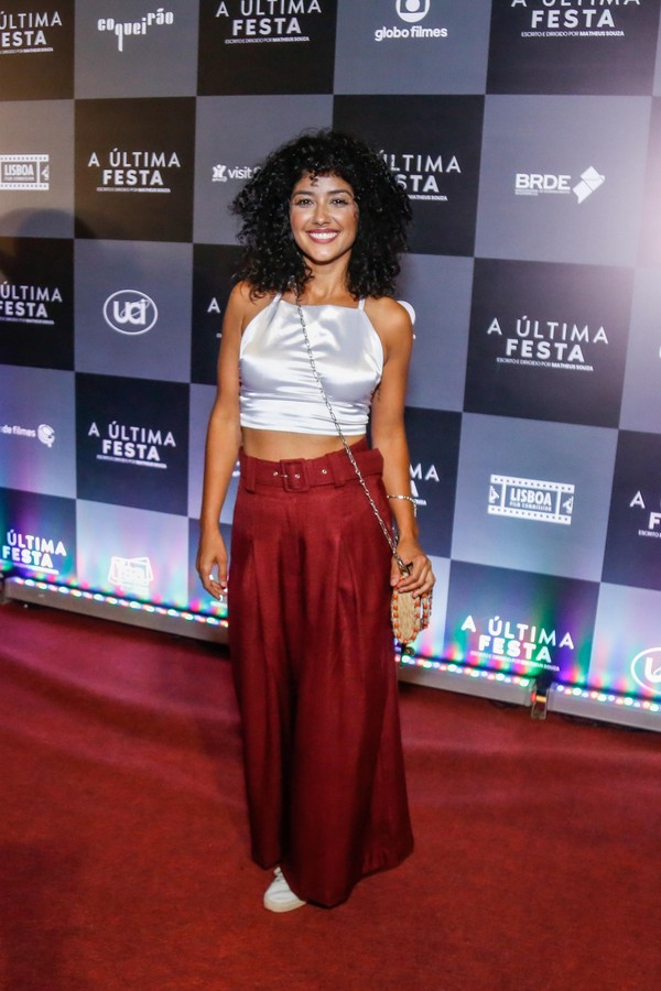 Larissa Manoela vai à première de novo filme do ex e troca beijos com André Frambach