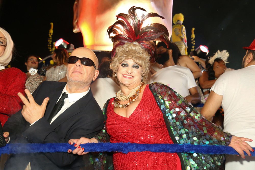 Após três anos, Ellen Rocche volta ao Carnaval com namorado na Estrela do Terceiro Milênio