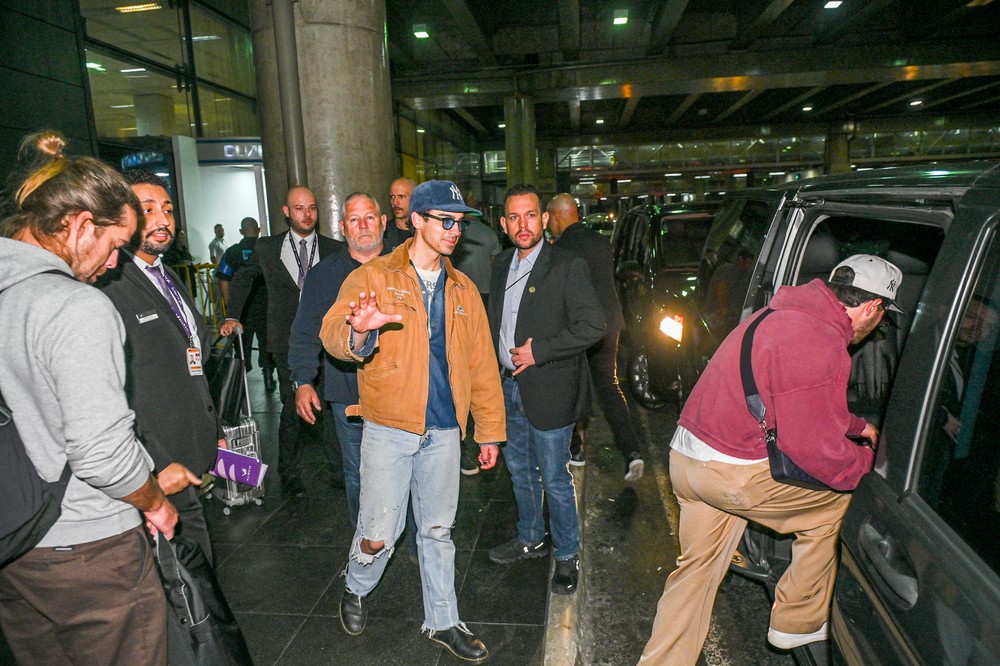 Nick, Joe e Kevin Jonas, da banda Jonas Brothers, desembarcam em São Paulo