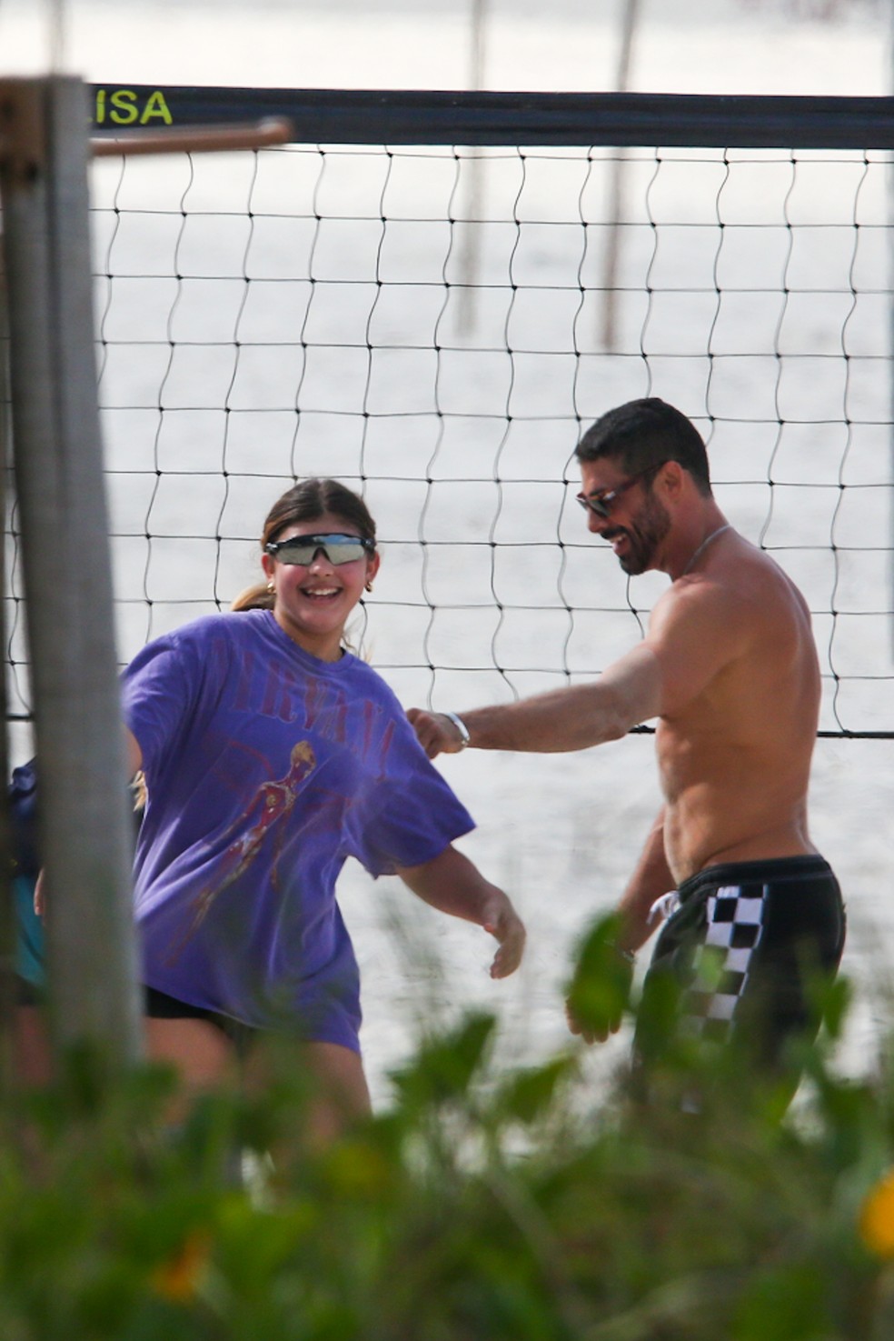 Em dia de praia, Cauã Reymond joga vôlei com Sofia, que impressiona ...