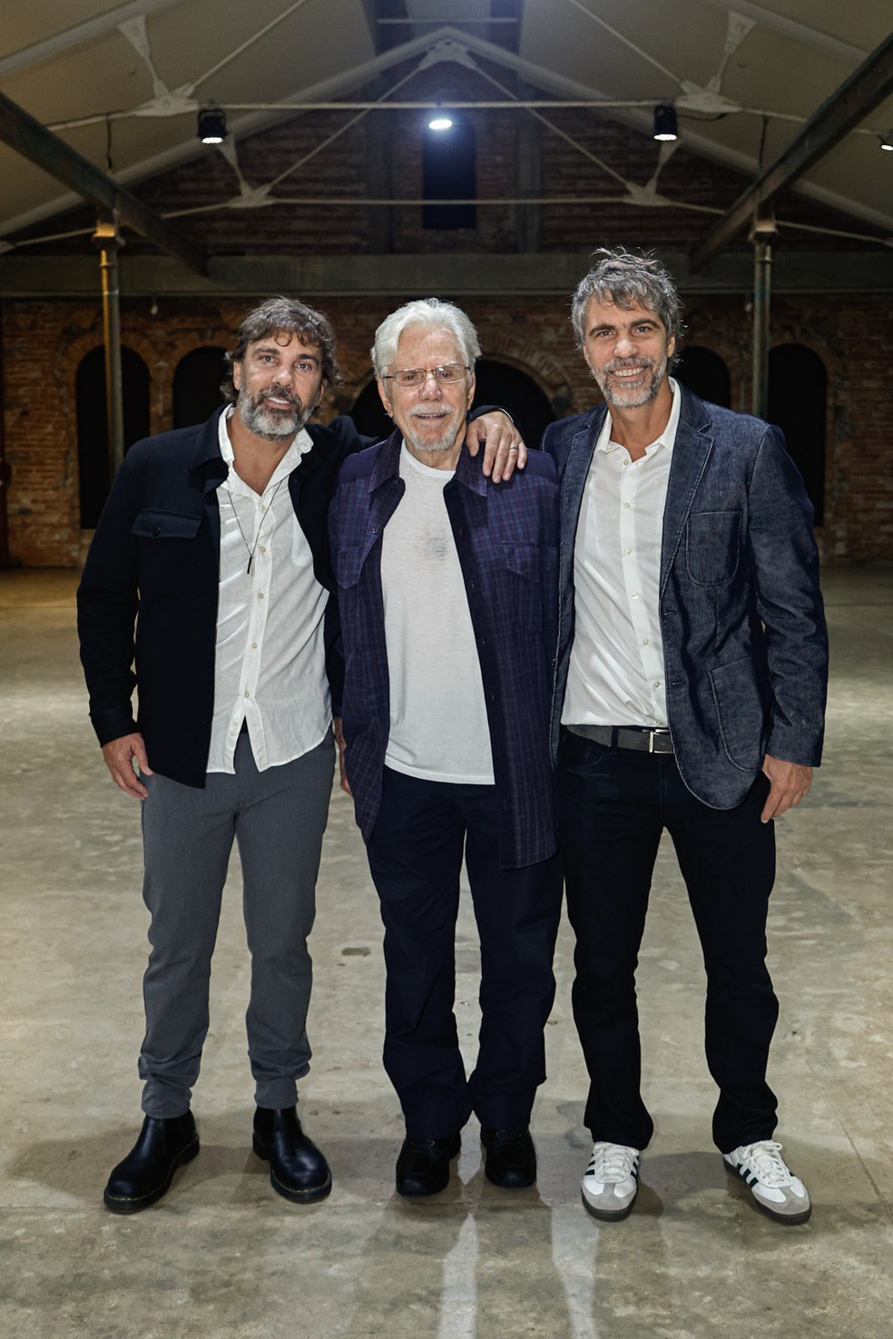 Aos 88 anos, Reginaldo Faria vai a première e posa com os filhos 'sósias'