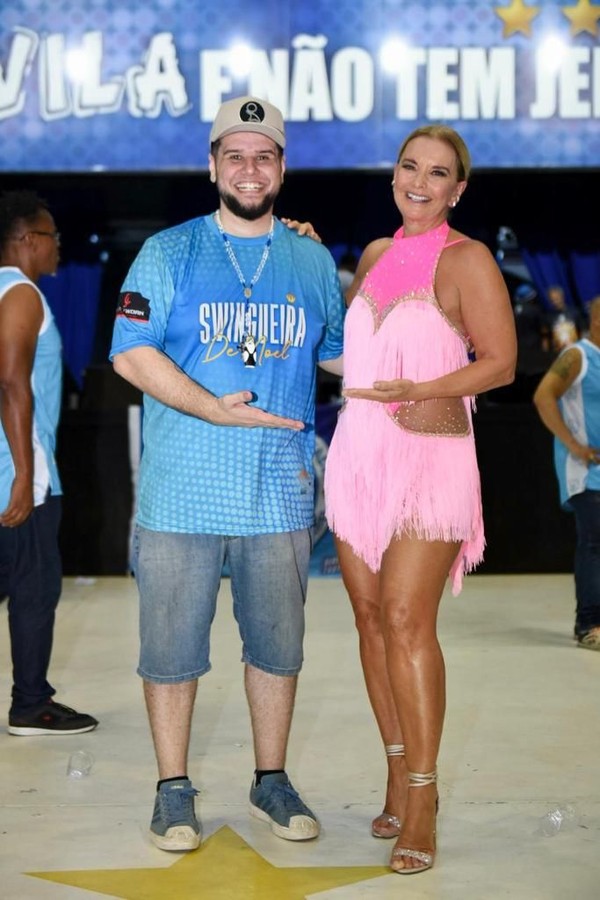 Aos 61 anos, 'vovó musa' do Carnaval, arrasa em noite de samba no Rio
