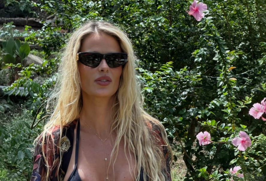 Yasmin Brunet mostra corpo definido em cenário de natureza