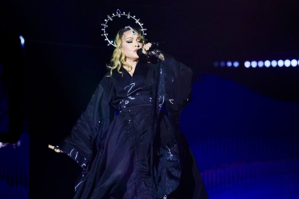 Madonna sobe ao palco em Copacabana para show histórico; fotos e vídeos