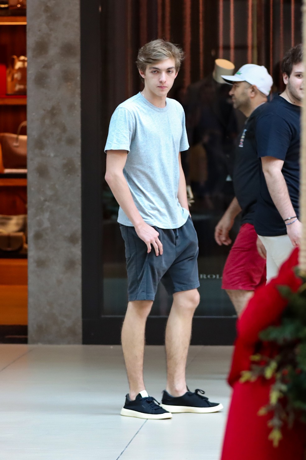 Joaquim, filho de Angélica e Luciano Huck, passeia em shopping com amigos