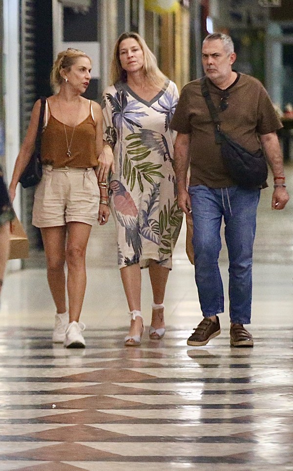 Luana Piovani aproveita noite carioca para tomar chopp com amigos