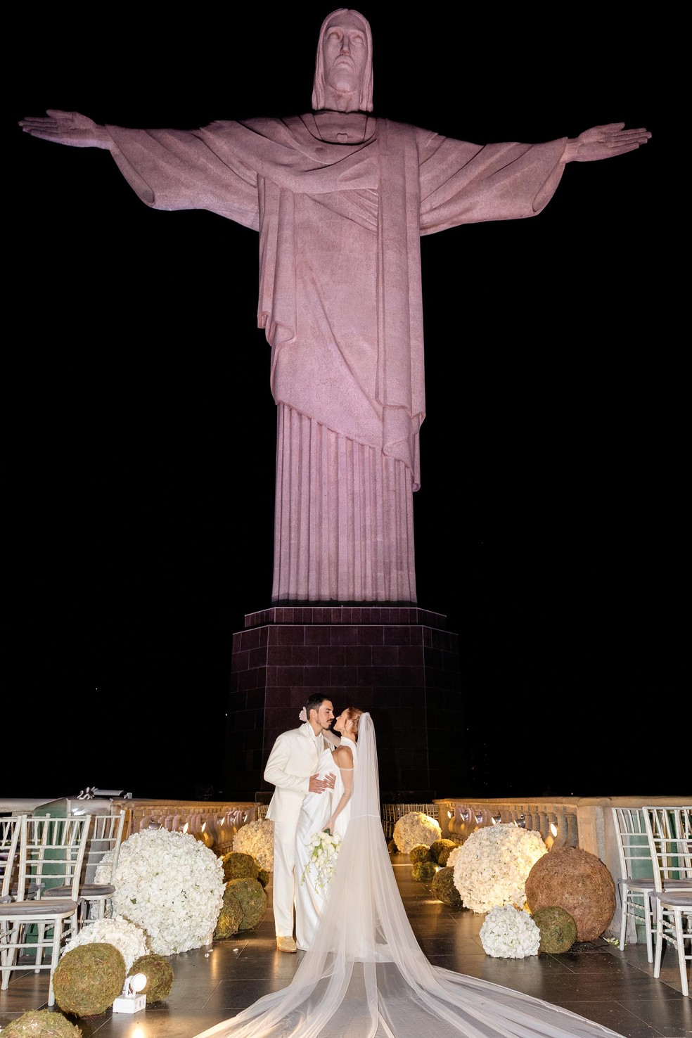 Foto de Giovanna Lancellotti e Gabriel David com padrinhos de casamento ...