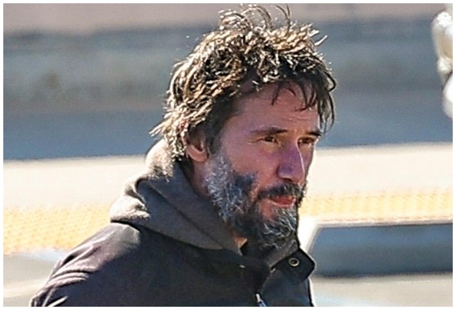 Barbudo, Keanu Reeves é clicado reflexivo em moto após ritual de ...