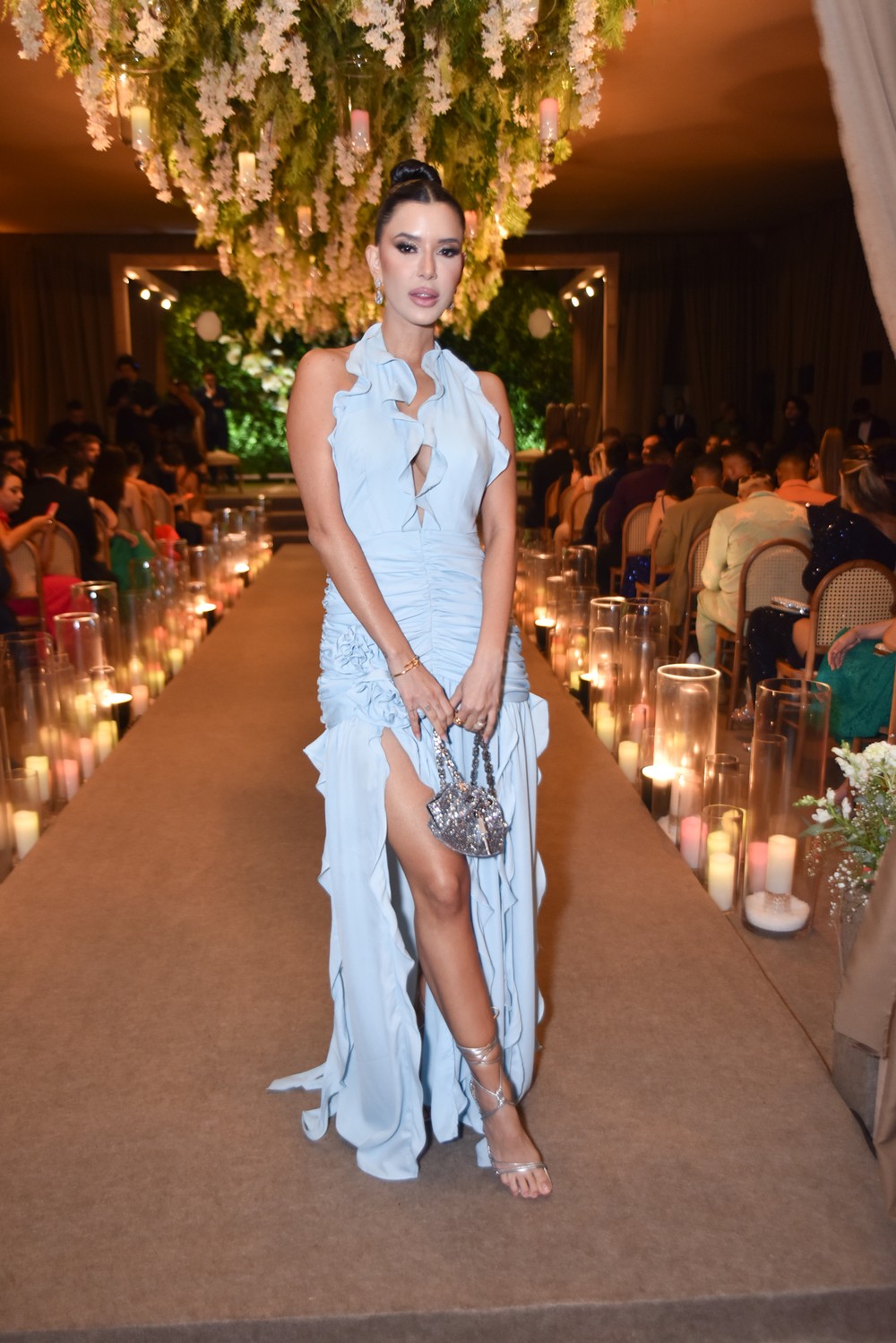 Famosos prestigiam casamento de Mirela Janis e Yugnir; veja looks