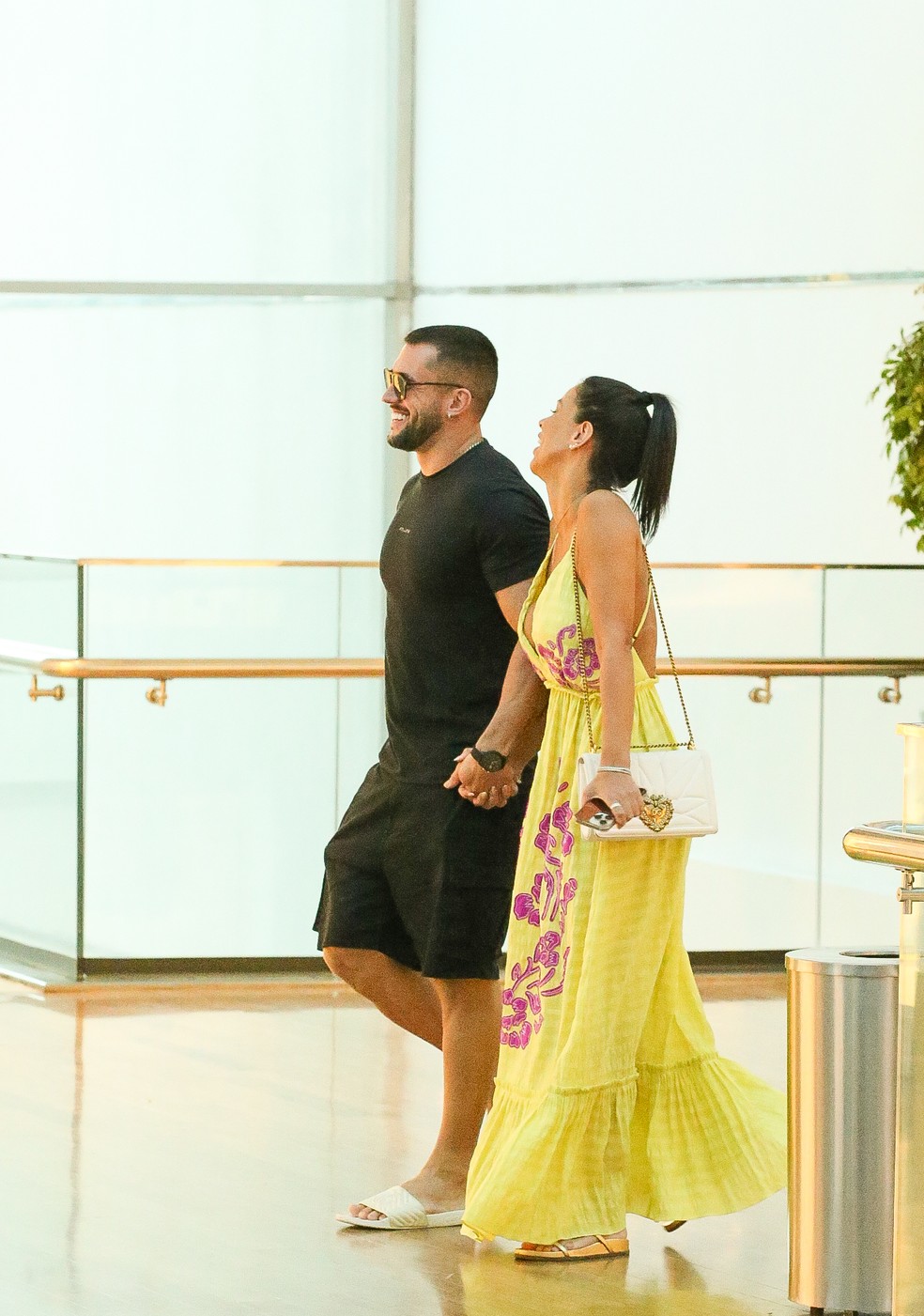 Ex-BBBs Arthur Picoli e Ivy Moraes vão a shopping e a jogo no Maracanã ...
