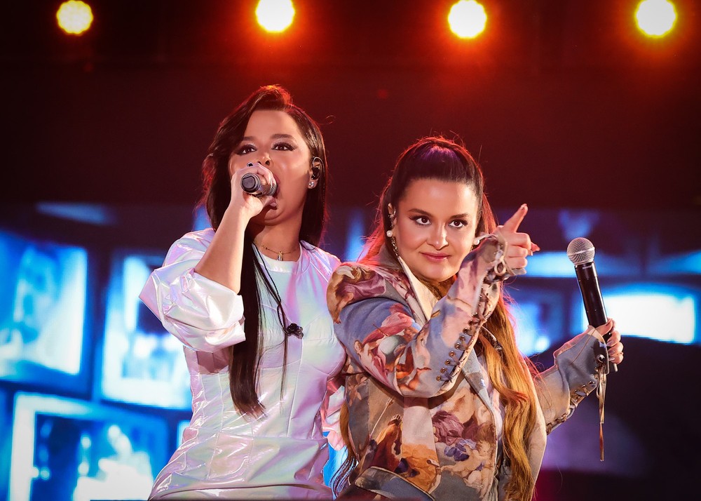 Affairs de Maiara e Maraisa são clicados curtindo show da dupla
