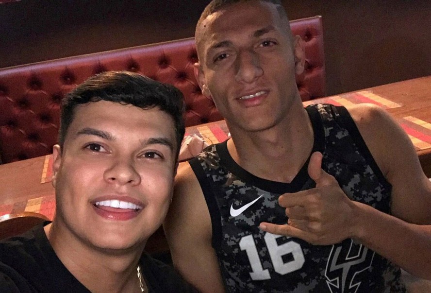 Sertanejo revela amizade de infância com Richarlison: 'Da época das vacas magras'