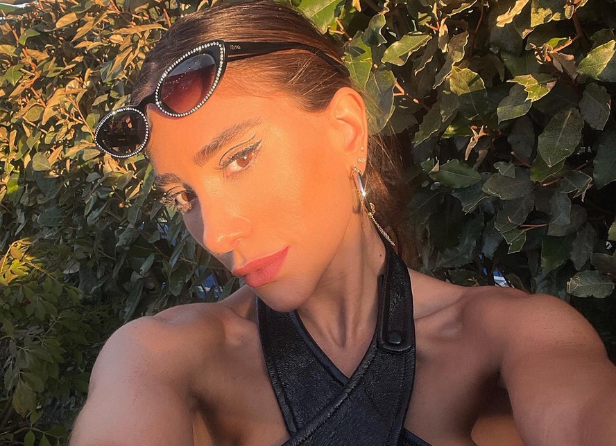 De biquíni branco, Romana Novais passeia de iate na Tailândia