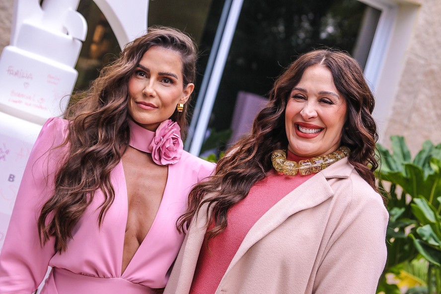 Deborah Secco e Claudia Raia usam looks coordenados em evento em São Paulo