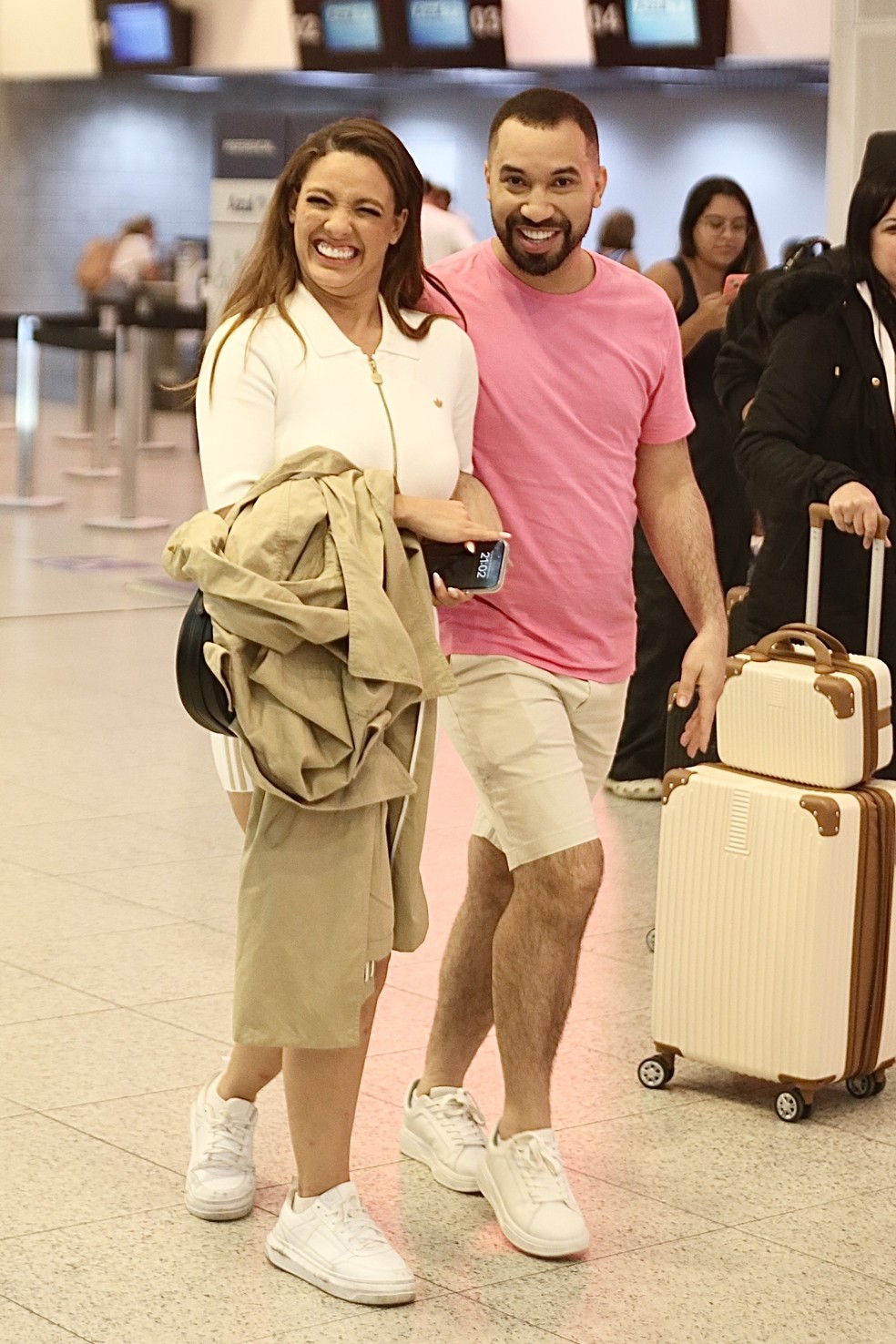 Beatriz Reis e Gil do Vigor se divertem em aeroporto ao serem ...