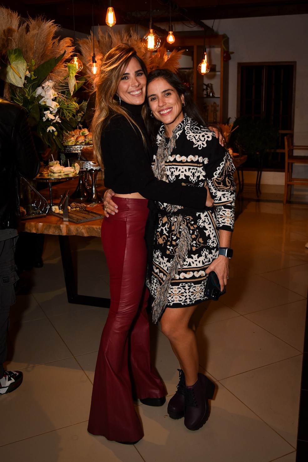 Wanessa Camargo e Yasmin Brunet posam sorridentes em reencontro para ...