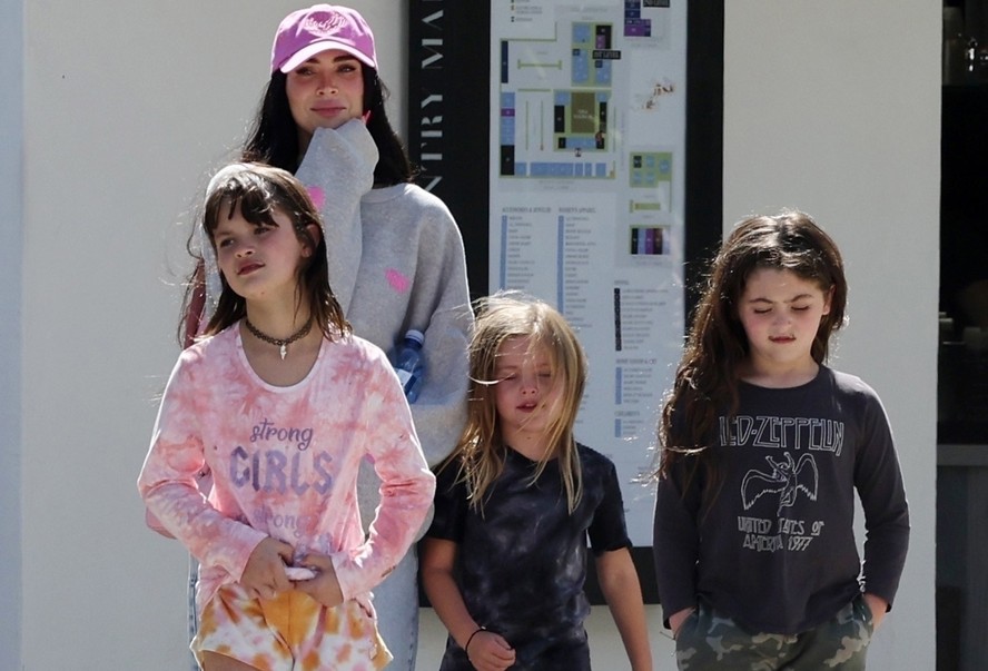 Megan Fox revela reação dos três filhos com a nova gravidez