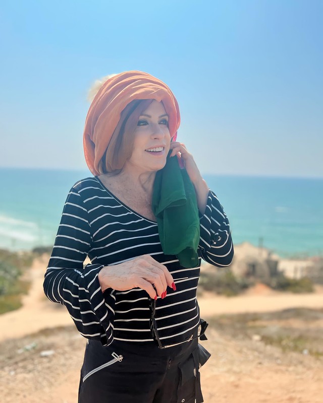 Ana Maria Braga improvisa turbante para curtir brisa do mar em Israel