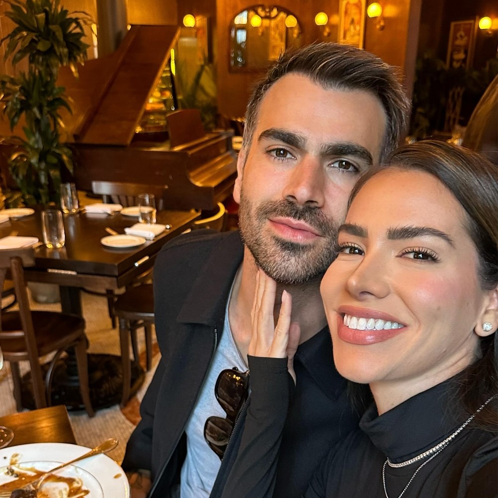 Rodrigão e Adriana Sant'Anna trocam chamegos em vale-night nos EUA