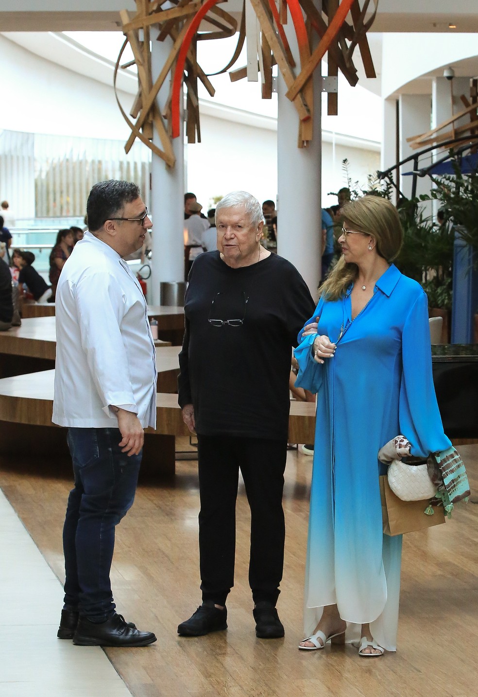Boni faz aparição rara com a mulher e o filho caçula em passeio; confira