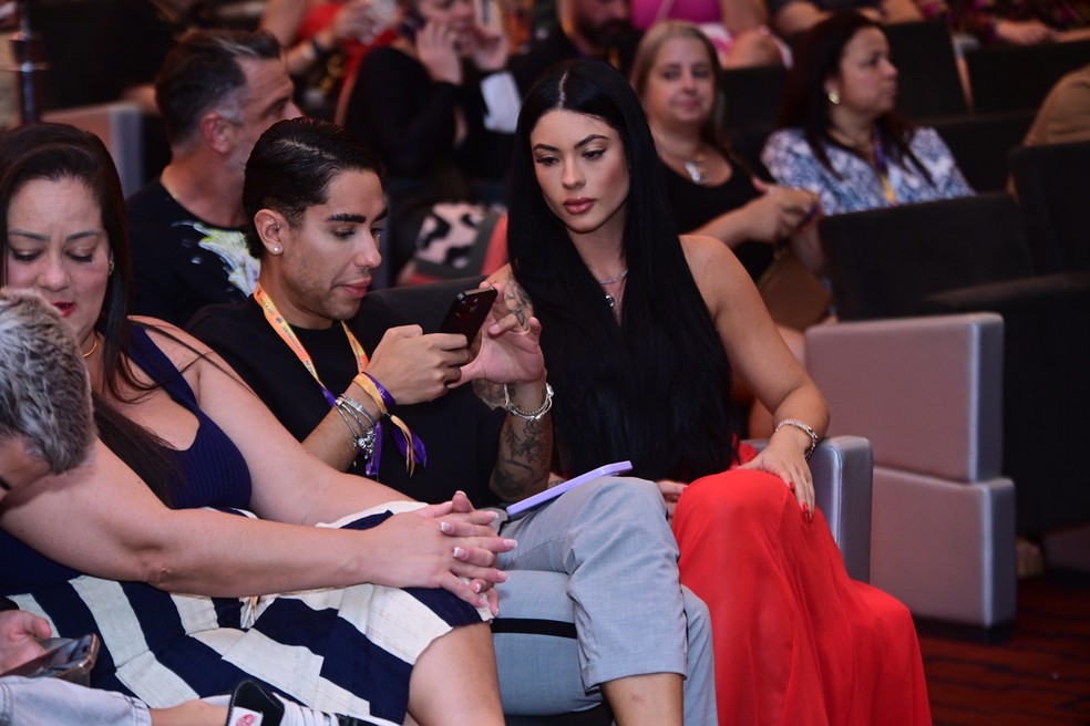 Em show no navio, Belo canta para Rayane Figliuzzi, apontada como sua affair