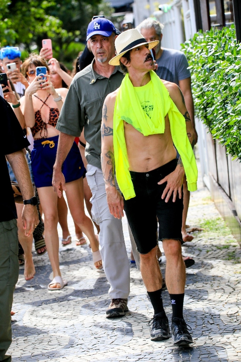 Anthony Kiedis, do Red Hot Chili Peppers, é seguido por fãs em passeio ...