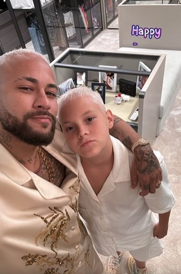 Neymar entra na onda do 'nevou' com o filho e ambos descolorem o cabelo
