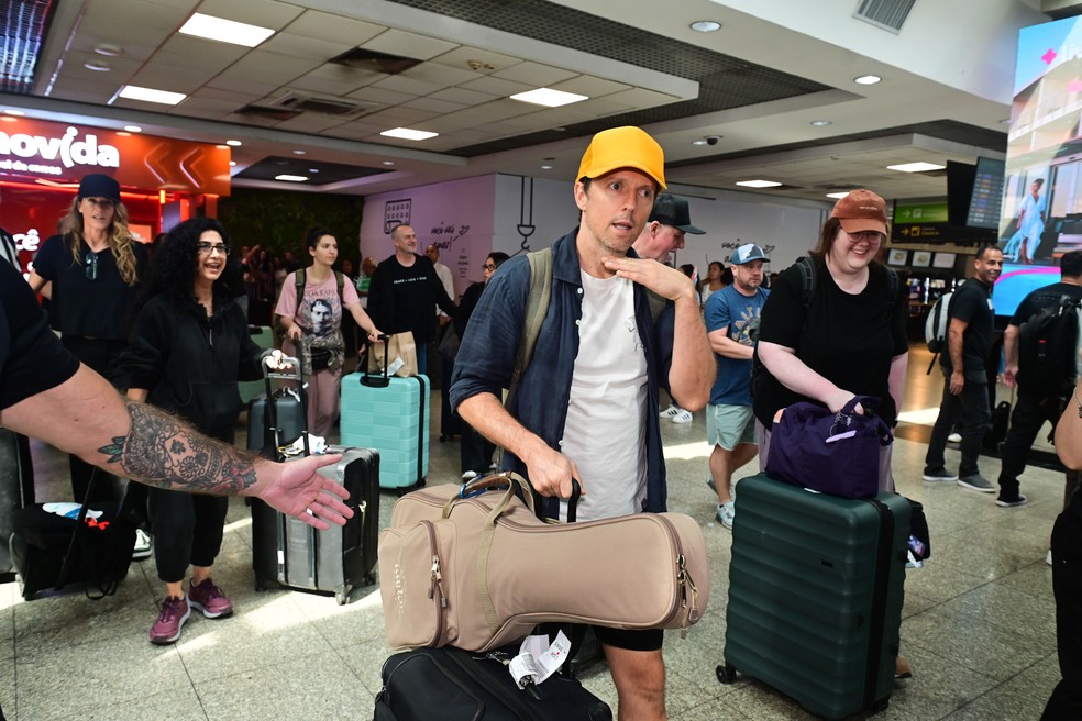 Cantor americano Jason Mraz faz caras e bocas ao desembarcar em São ...
