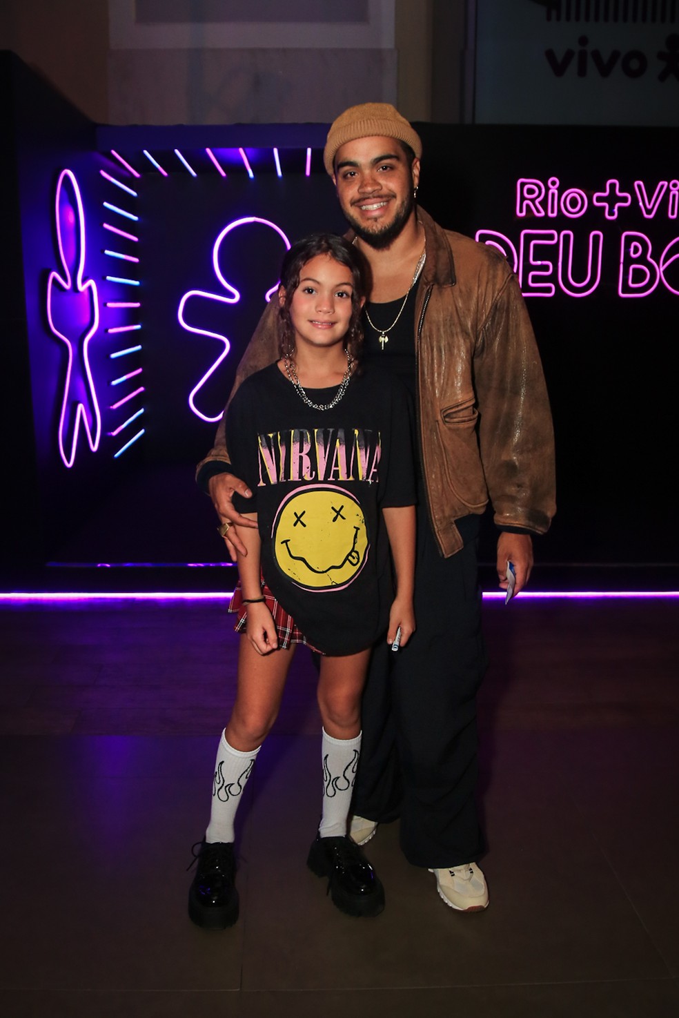 Fran Gil leva a filha de oito anos para show no Rio com look descolado ...