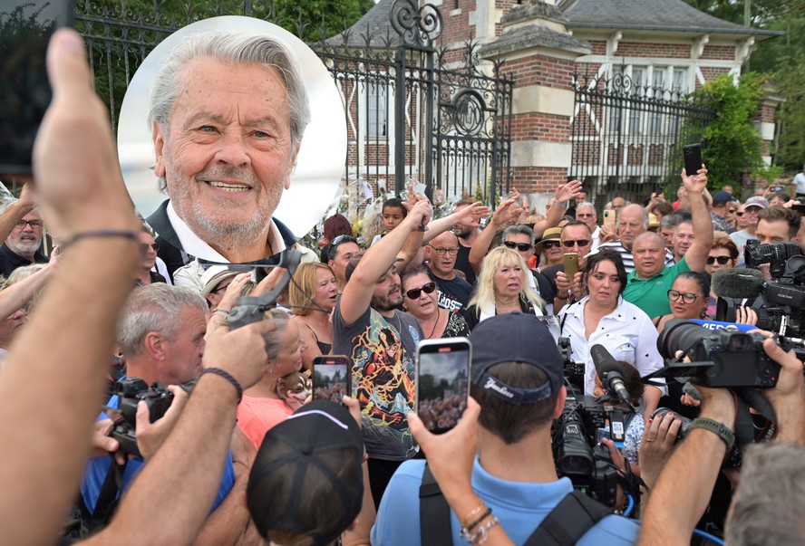 Funeral de Alain Delon reúne multidão na porta de sua mansão, na França